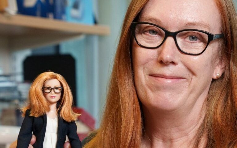 Sarah Gilbert di AstraZeneca sarà Barbie: “Ispirerò le bimbe alla scienza”