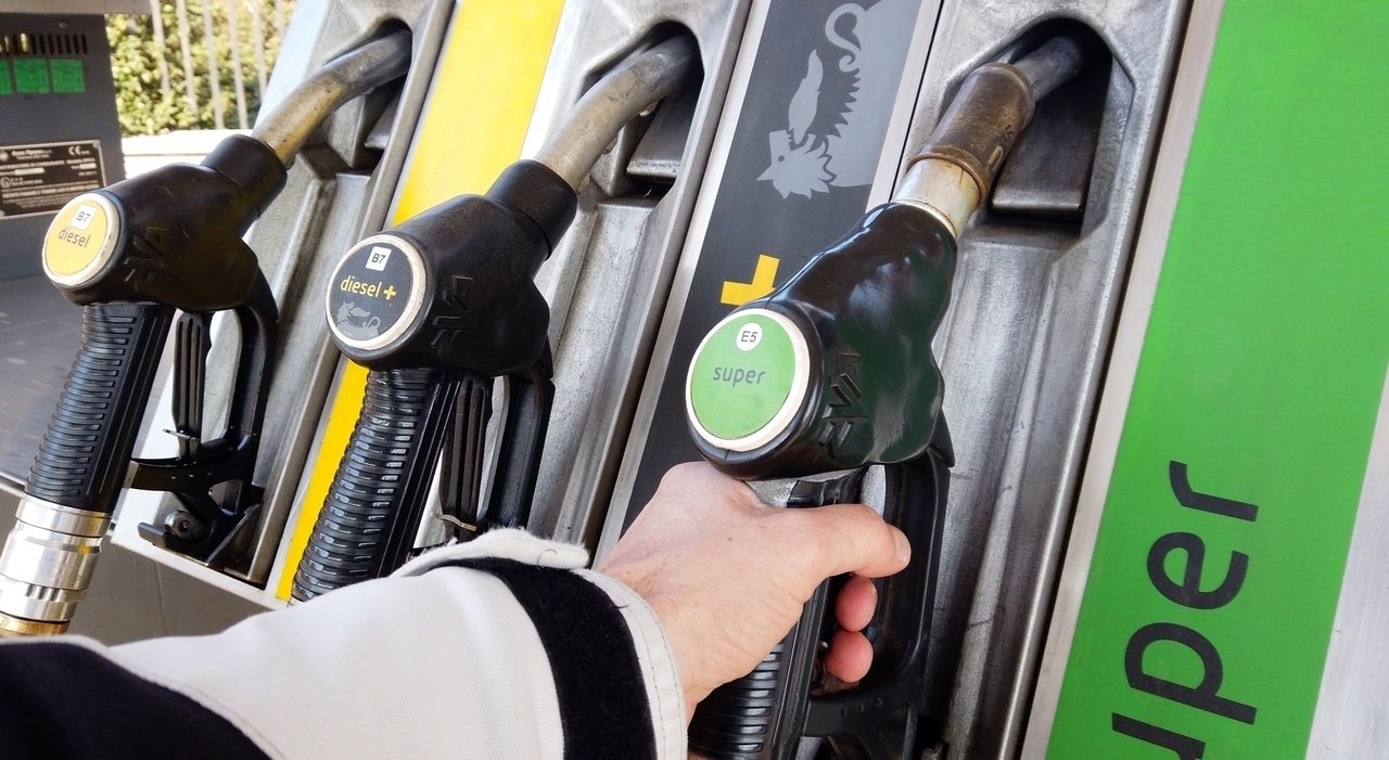 In rialzo il prezzo medio di carburanti e gasolio - Business.it