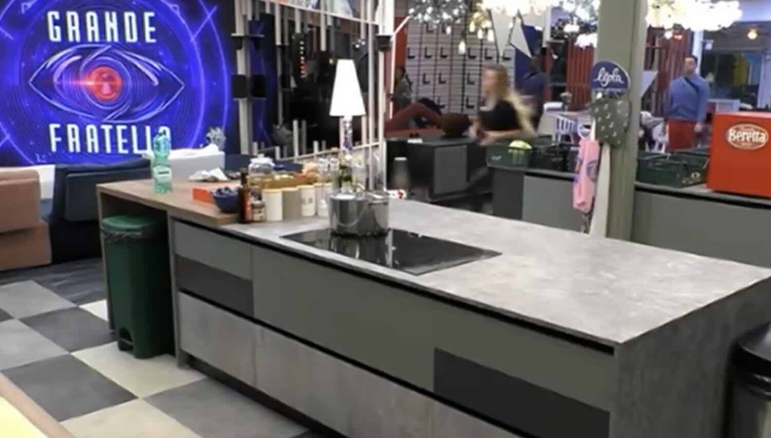 Paura al Grande Fratello, arriva l’ambulanza per un malore di un concorrente (video) - Business.it