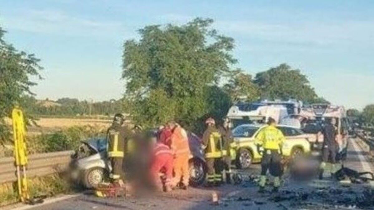 Violentissimo frontale: ci sono morti. Elisoccorso e ambulanze a sirene ...